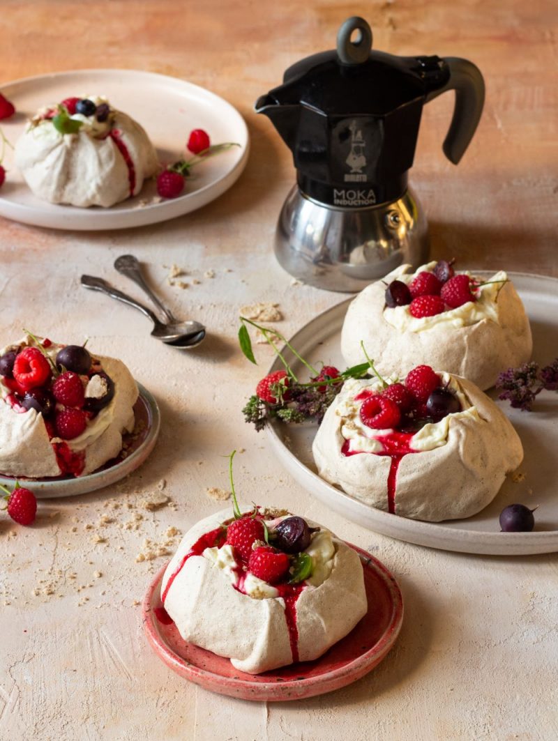 Jak zrobić bezy kawowe? 2 słodkie przepisy - Blog Coffeedesk.pl